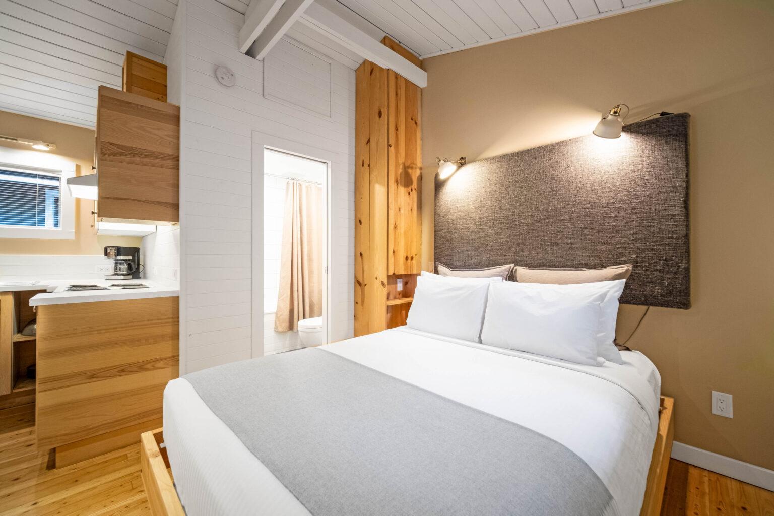 Riverside Cabins - Sunwolf Riverside Resort